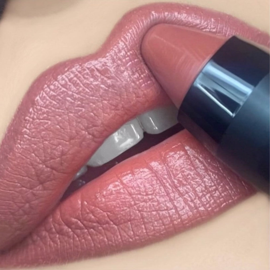 Reina Rebelde: Award-Winning Makeup for Lips, Eyes, Contouring & More